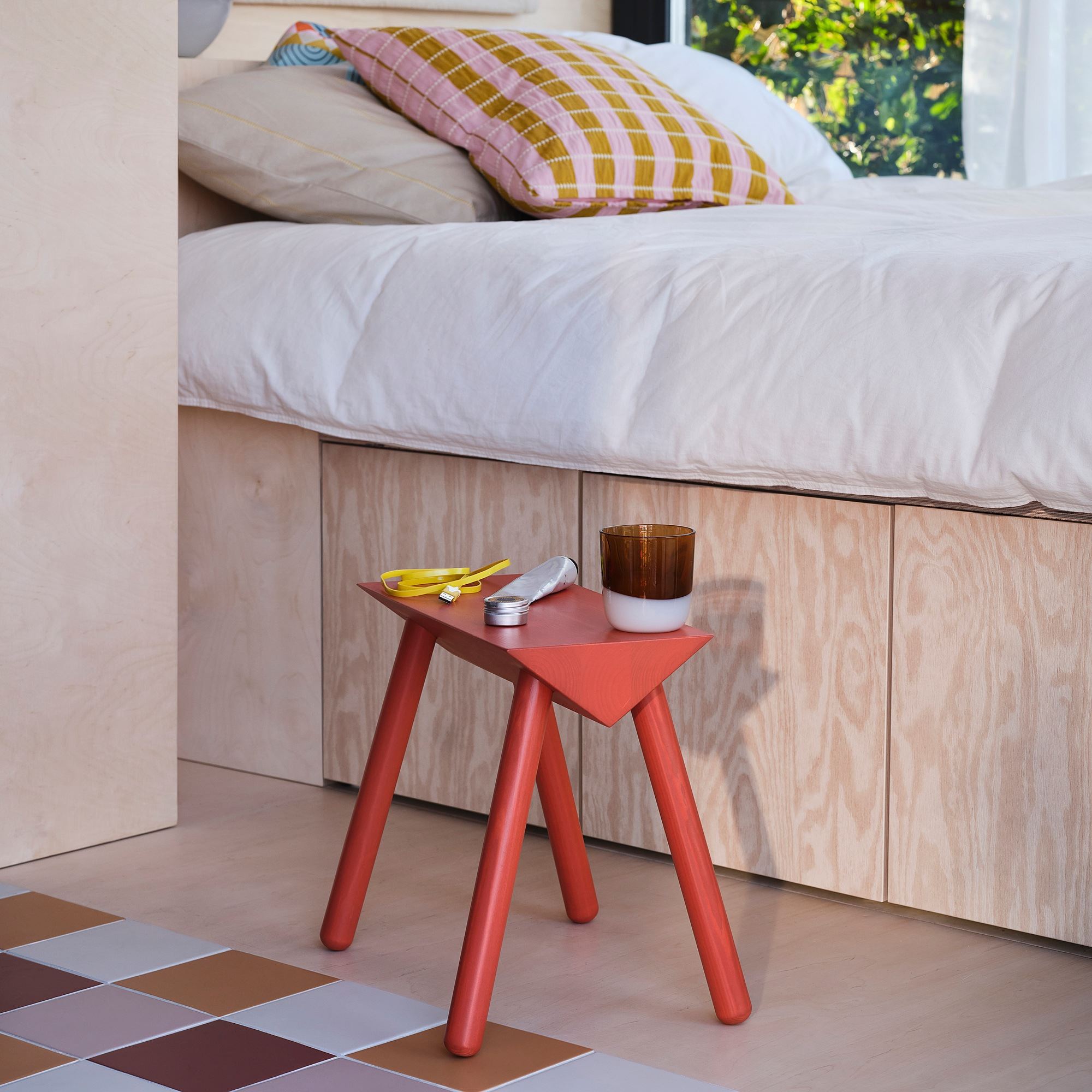 OMMJANGE turuncu-kırmızı ahşap tabure - 80594653 | IKEA